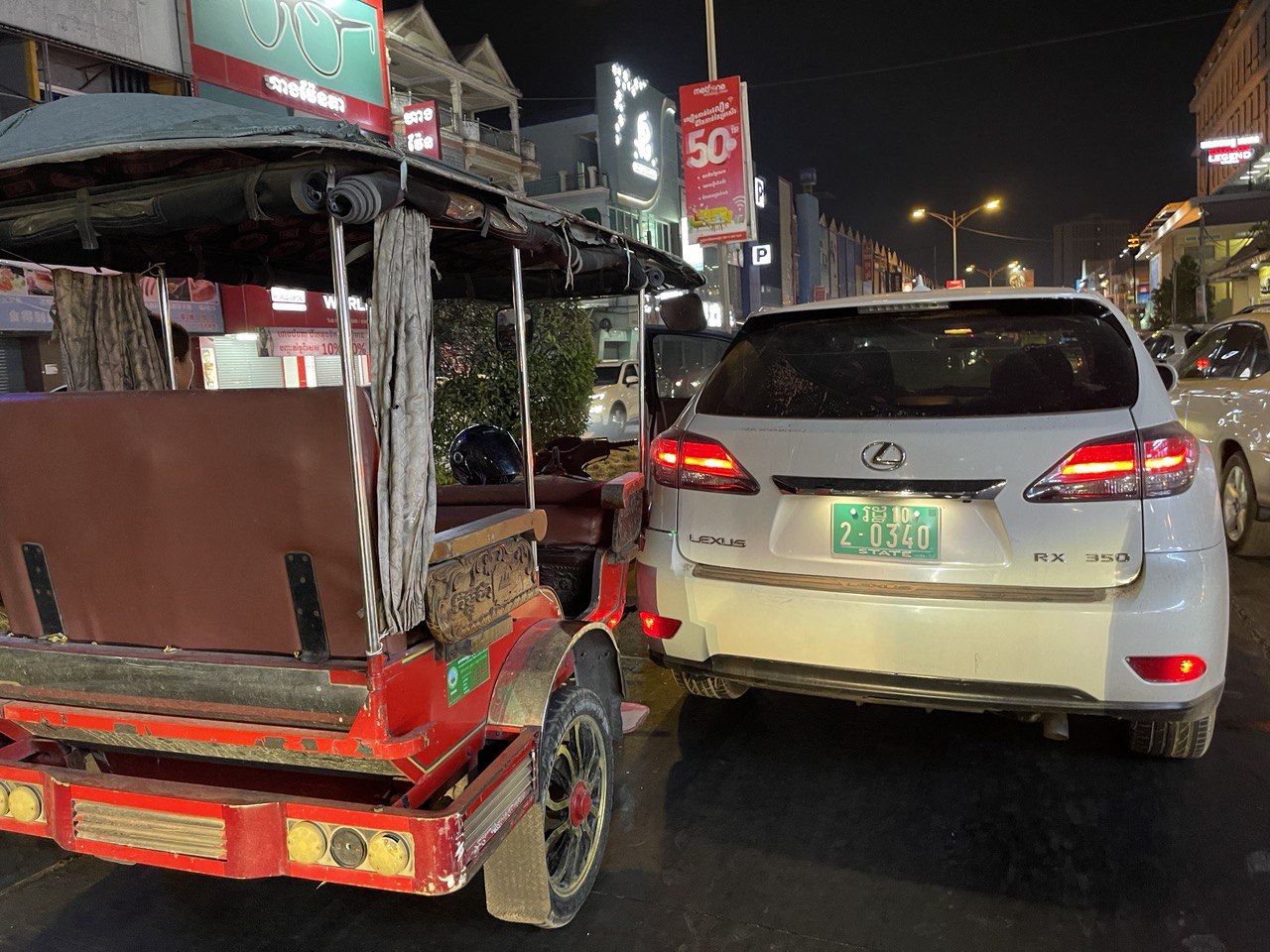 កង់បីបុ.កឡិចស៊ីសពីក្រោយ លុះម្ចាស់ឡានទារ ឱ្យ សង ម្ចាស់កង់បីថាអត់លុយសង ...