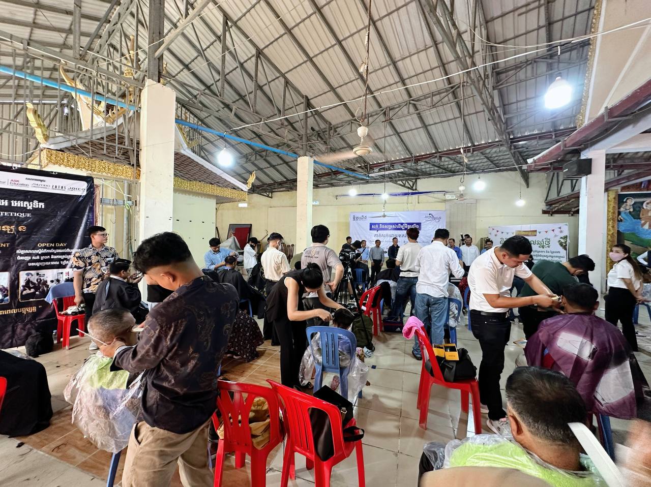 កម្មករ កម្មការិនី និង ប្រជាពលរដ្ឋ ក្នុង ខណ្ឌ ពោធិ៍ សែន ជ័យ ប្រមាណ ៤០០ ...