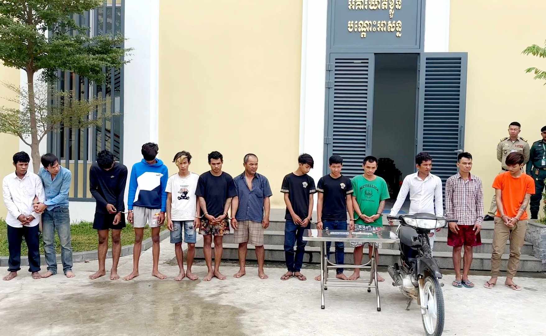 នគរបាល រាជធានី ភ្នំពេញ បង្ហាញមុខ ជនសង្ស័យ ១៣ នាក់ ពាក់ព័ន្ធ ករណី លួច ...