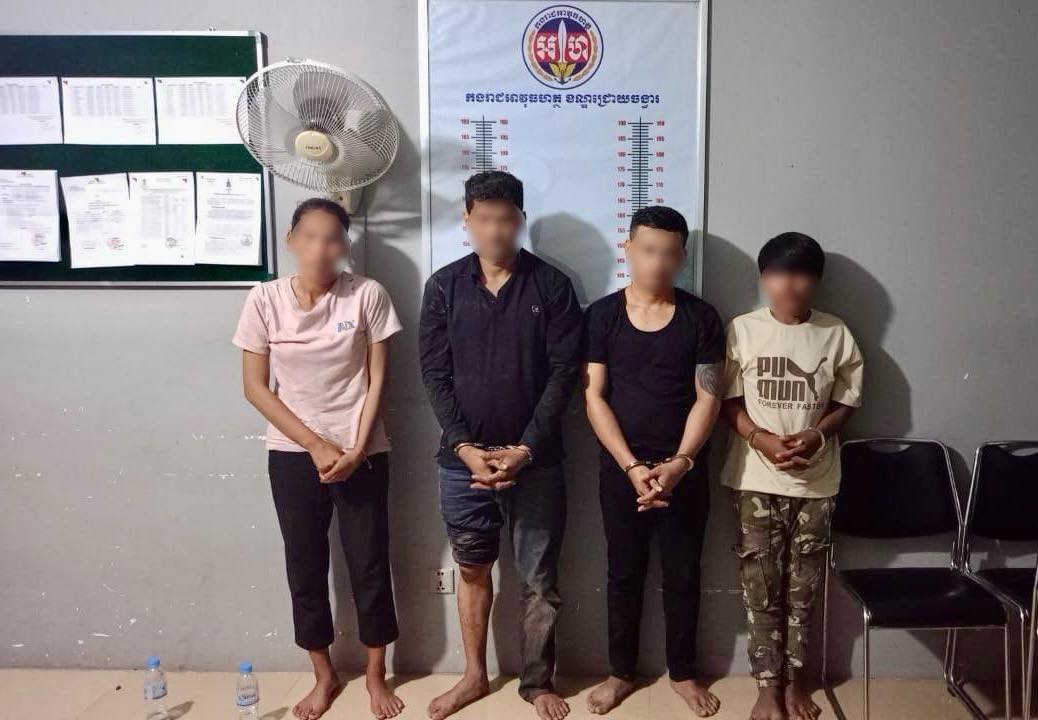 អាវុធហត្ថ រាជធានី ភ្នំពេញ បញ្ជូន ជនសង្ស័យ ប្រុស ស្រី០៤ នាក់ ទៅ តុលាការ ...
