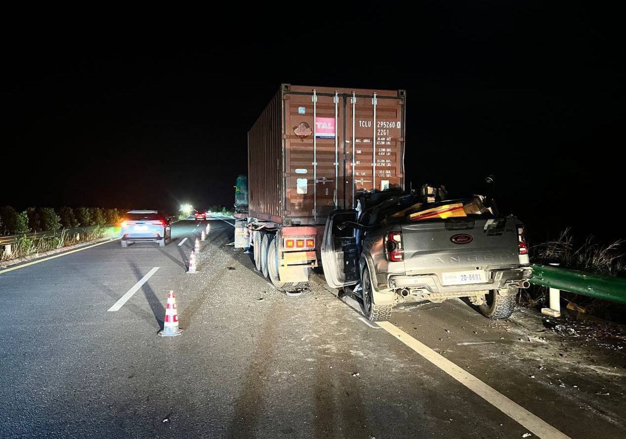 ឡាន ស៊េរីទំនើបជ្រុលបុ.កគូទឡានកុងតឺន័រដែលចត ខូចលើផ្លូវល្បឿនលឿន ស្លា ...